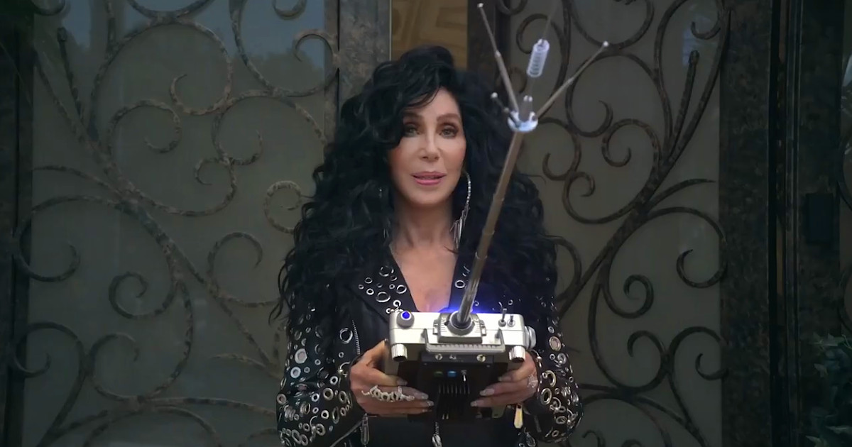 Uber Eats leva cantora pop Cher a viajar no tempo em novo filme