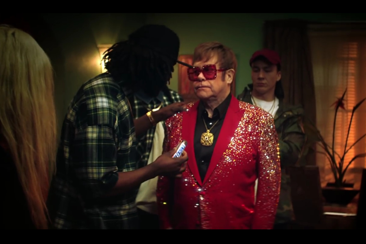 Anúncio da Snickers protagonizado por Elton John