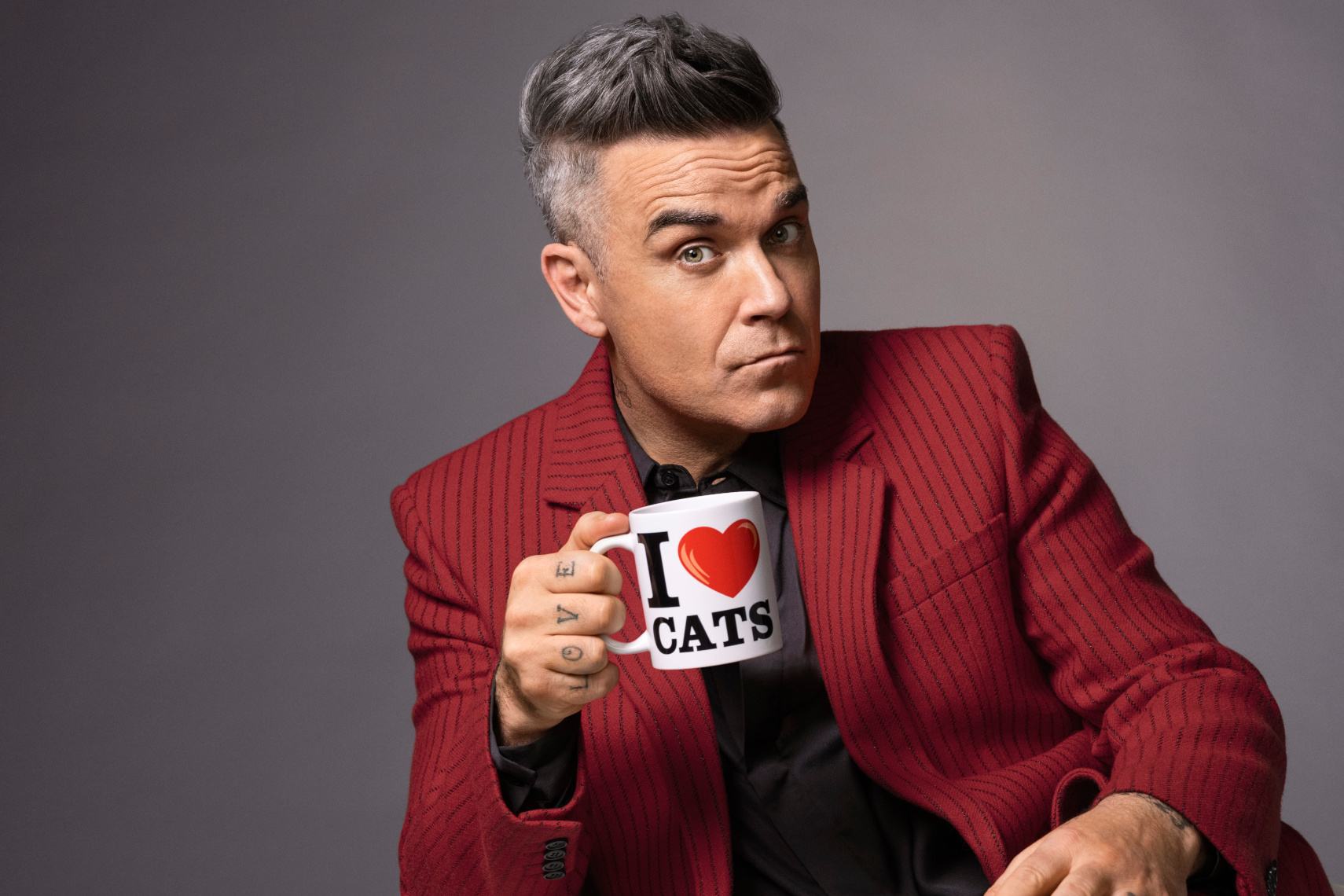 Robbie Williams junta-se ao gato Felix em nova campanha da Purina