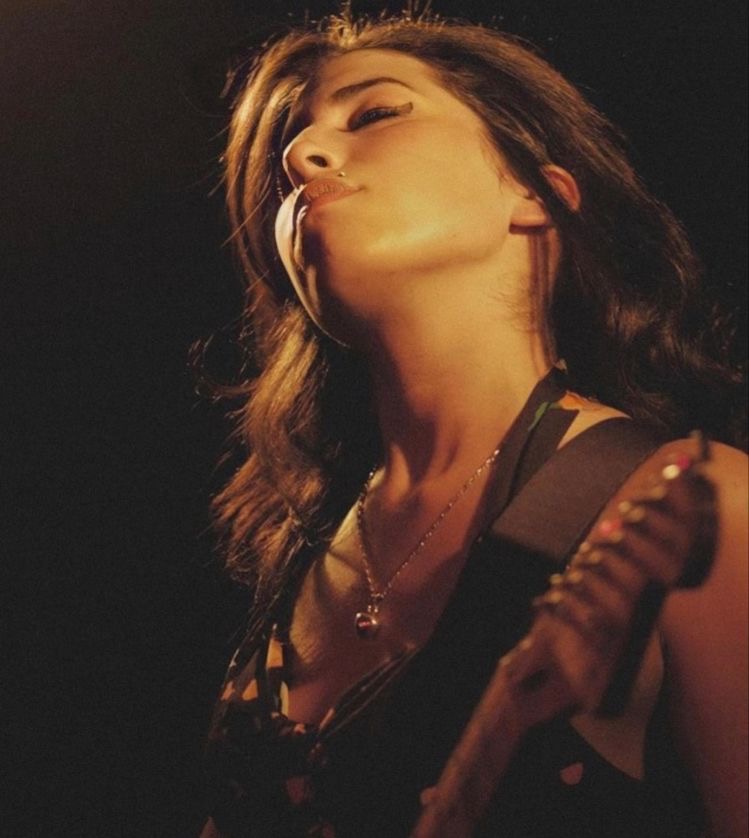 Classificado - Casting músicos para banda de tributo a Amy Winehouse