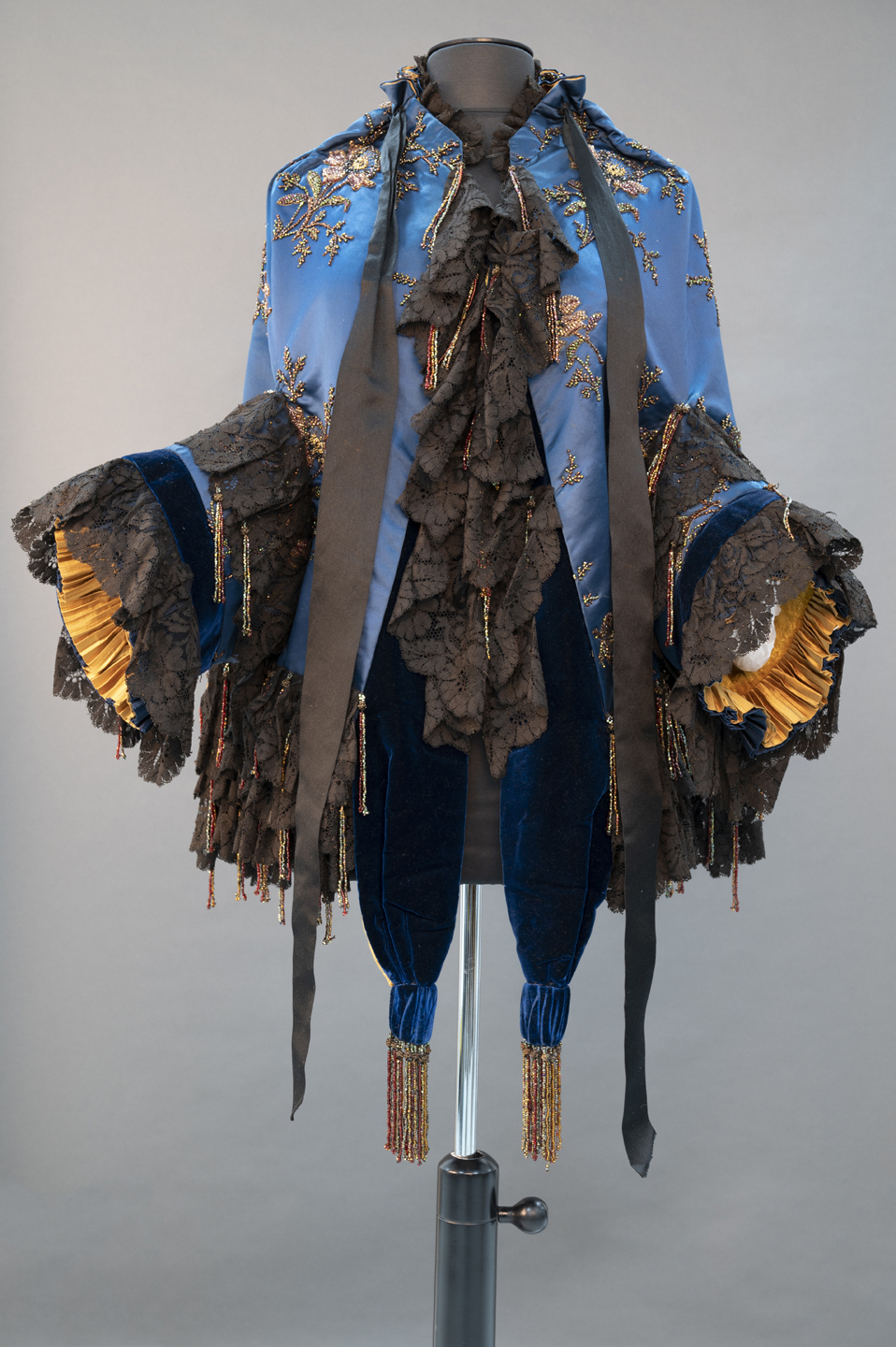 Eventos - UM OBJETO E SEUS DISCURSOS — CAPA DE GALA DA AUTORIA DE CHARLES WORTH