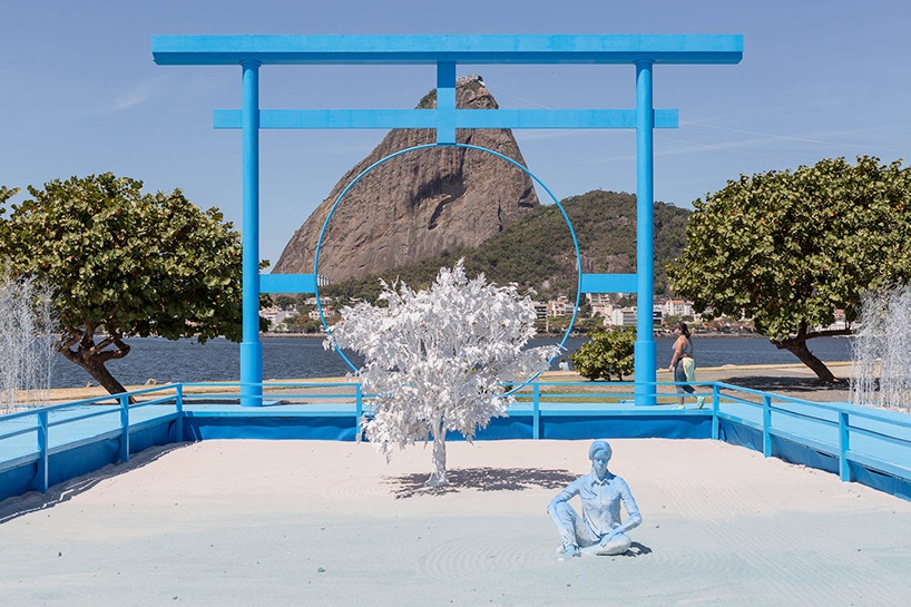 “Jardim Azul” é uma comparação aos tempos modernos feita por Daniel Arsham
