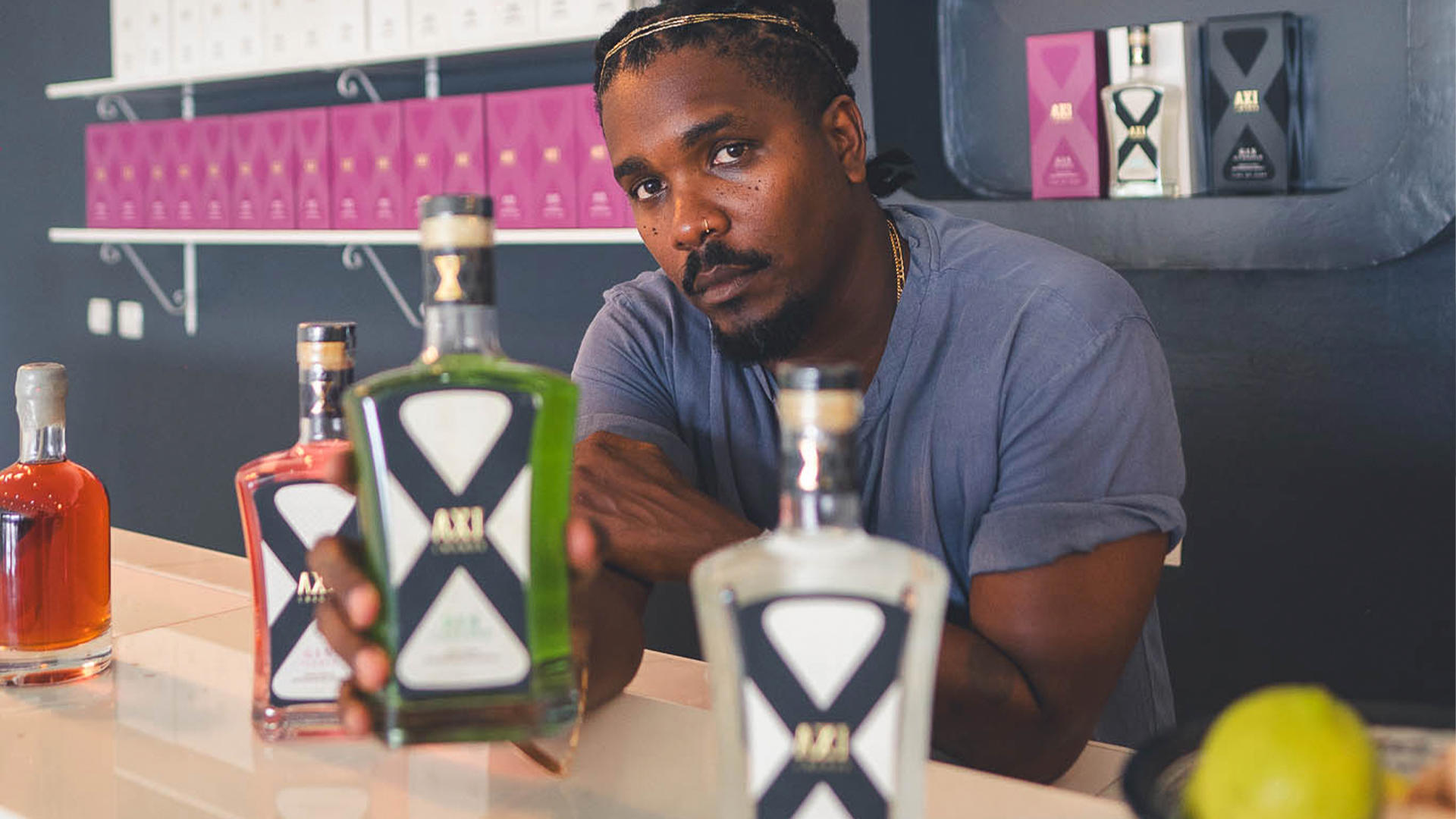 Angola já tem um gin nacional premium, o “Axi Lwanda”, e Bruno Pina é o ...