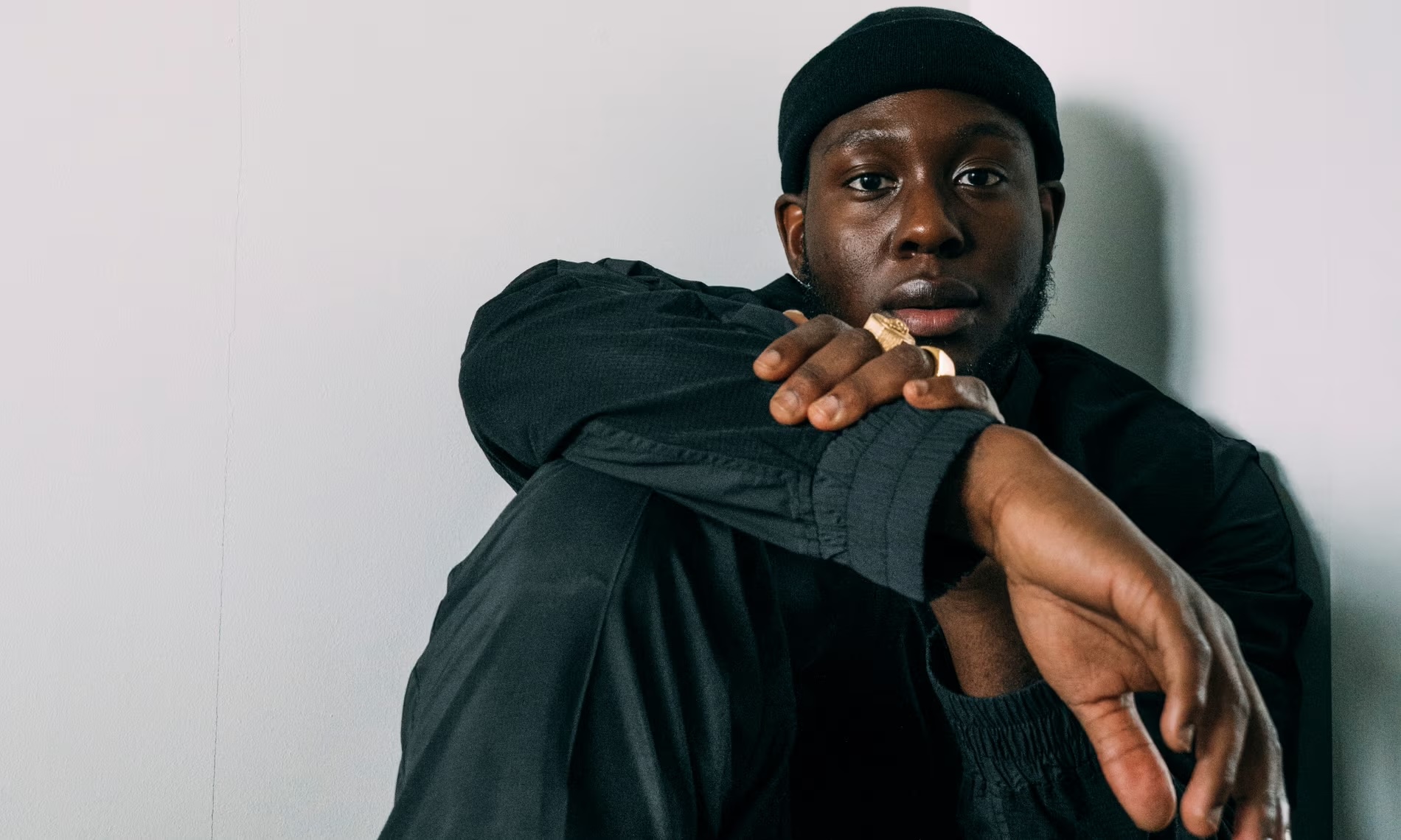 Caleb Femi: um contador de histórias entre poesia, moda e televisão
