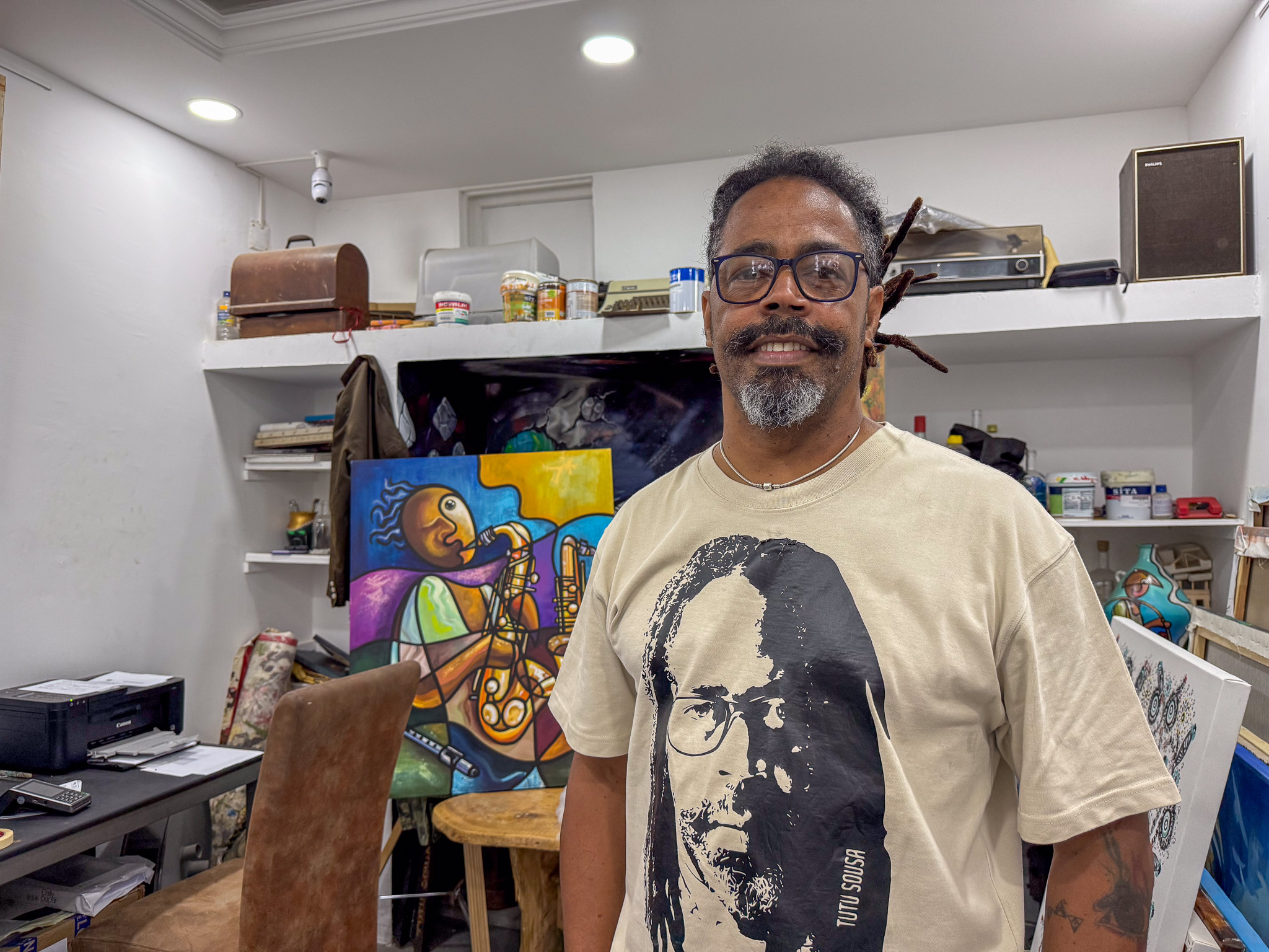 Tutu Sousa, um artista que criou uma galeria a céu aberto, em Cabo Verde