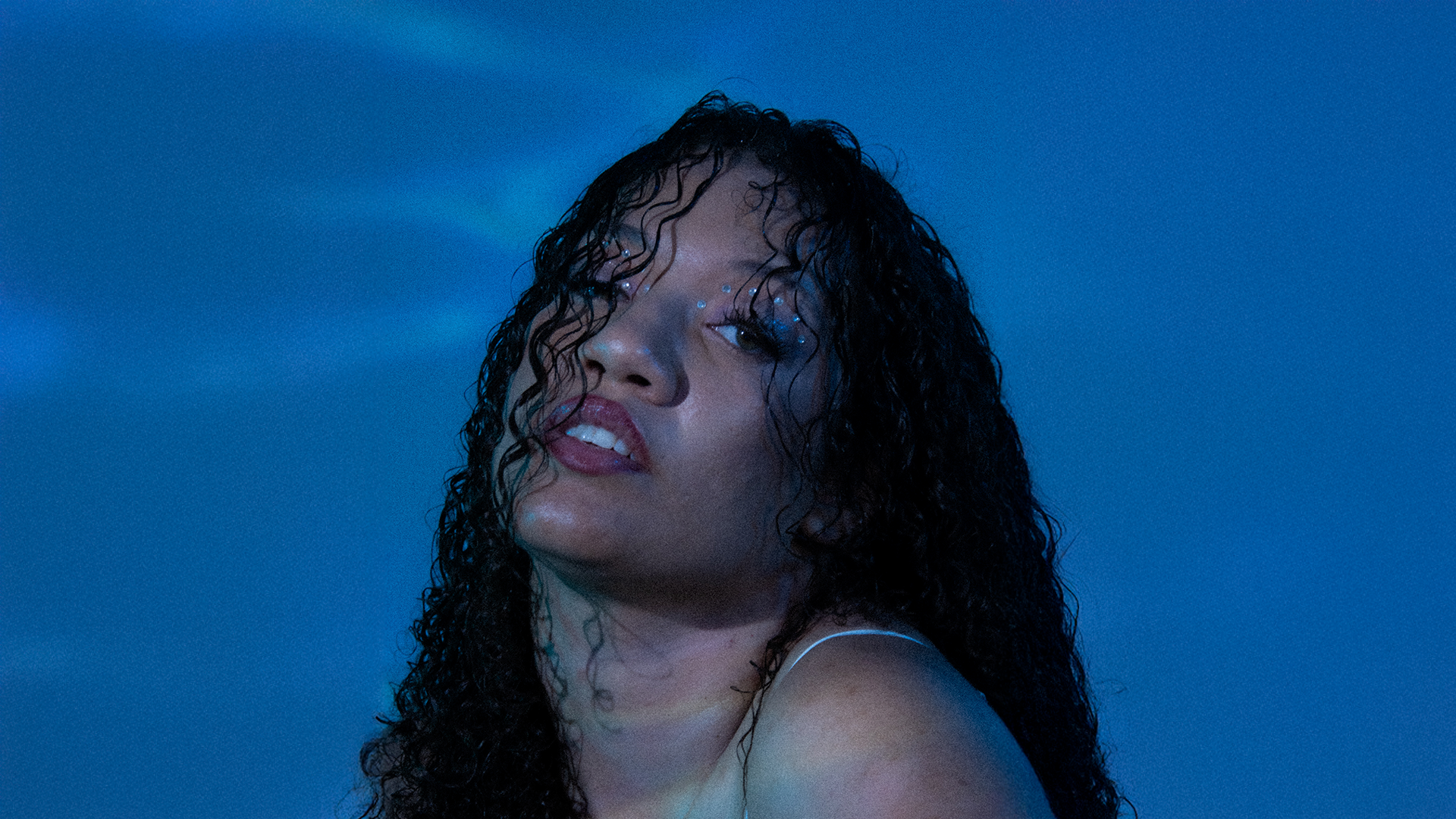 Nina R.A.E. regressa com “No More Tears”, um hino à superação e à ...